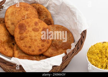 Dal Bhari Poori, Dhol Puri, Cholar dal, Luchi servito con Gur Ki Kheer ...