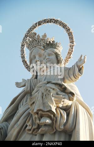 Gaeta, Italia. Statua di Santa Maria Ausiliatrice, opera in marmo di ...