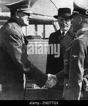 BENITO MUSSOLINI con ADOLF HITLER in piedi al suo fianco, c. 1940. La ...