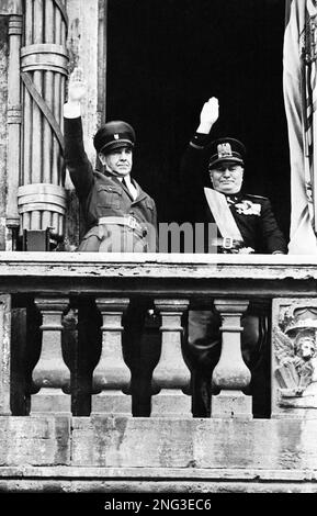 Benito Mussolini sul balcone di Palazzo Venezia a Roma, 1937 Foto stock ...
