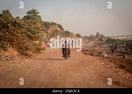 Niamey, Niger. 21st Jan, 2023. Le barche sono viste lungo la riva del ...