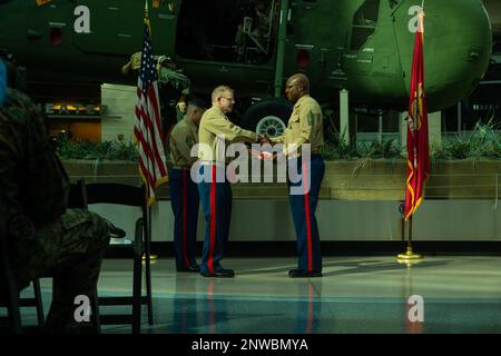 Col. Rory Kent, sinistra e MSgt. Ralph Wright è all'attenzione durante ...