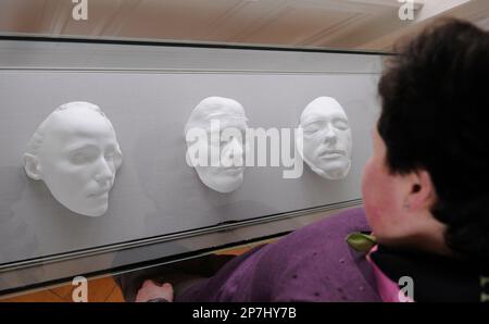 Die Totenmasken der RAF Terroristen Gudrun Ensslin, Andreas Baader und ...