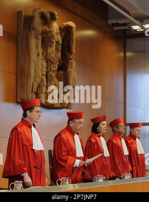 Die Richter des Ersten Senats des Bundesverfassungerichts, von links ...
