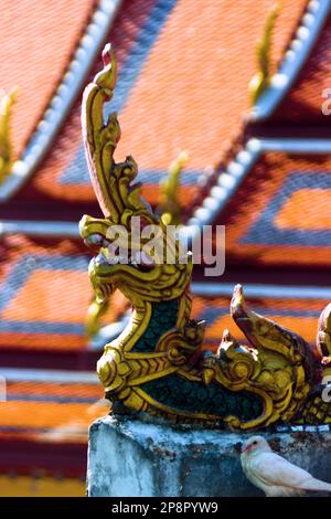 Elementi della scultura del Tempio Thai: drago, giano a tre facce ...