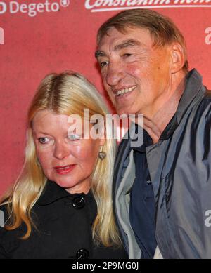 Regisseur Uli Edel und seine Frau Gloria, aufgenommen am Mittwoch, 3. Februar 2010, in Berlin ...