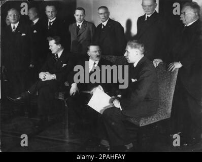 Alfred Hugenberg, Franz von Papen e Adolf Hitler, 1933 Foto stock - Alamy