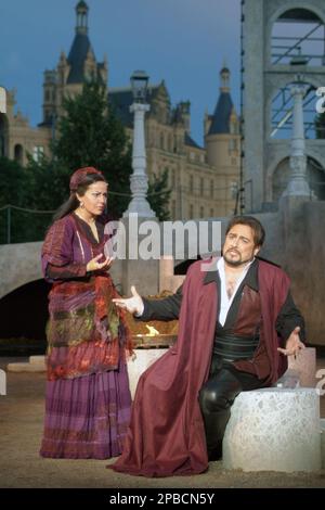 Auf dem Platz vor dem historischen Schweriner Schloss proben am ...