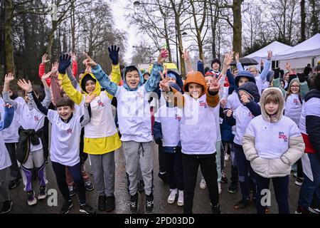 I bambini si rallegrano durante il relay virtuale in tutto il mondo con ...