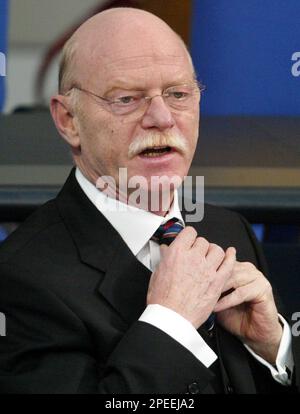 Peter Struck, Bundesverteidigungsminister, verfolgt am Dienstag, 17 ...