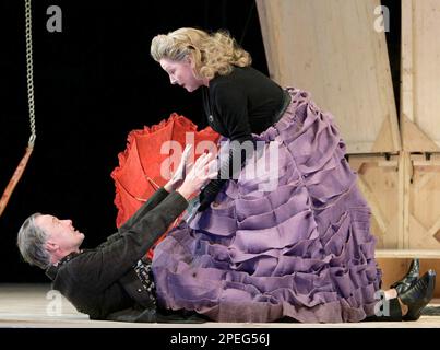 Kitty Speiser, in der Rolle der Akulina Iwanowa,links, Martin Schwab ...