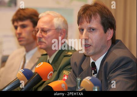 Der Leiter der Soko "Levke" Karsten Bettels, zweiter von rechts, die ...