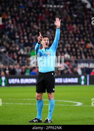 ALKMAAR, PAESI BASSI - 16 MARZO: Arbitro Matej Jug durante il turno di 16 tappa due - UEFA ...
