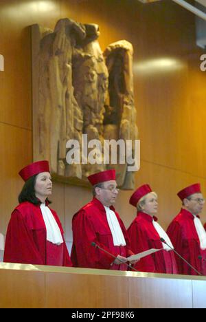 Die Richter des Ersten Senats des Bundesverfassungerichts, von links ...