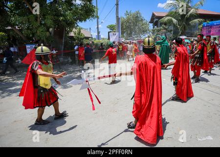 Penitenti e flagellanti sfilano per la settimana Santa e il Venerdì ...