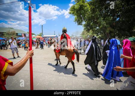Penitenti e flagellanti sfilano per la settimana Santa e il Venerdì ...
