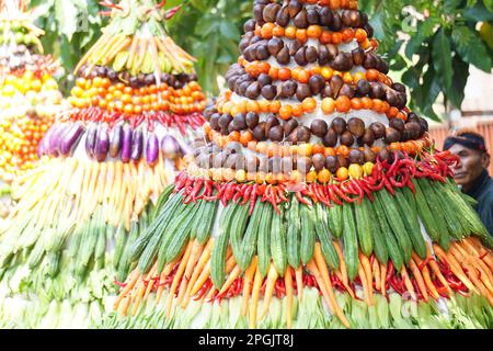 Tumpeng sayur dan buah sul rituale tradizionale. Tumpeng sayur dan buah ...