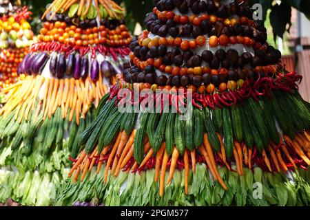 Tumpeng sayur dan buah sul rituale tradizionale. Tumpeng sayur dan buah ...