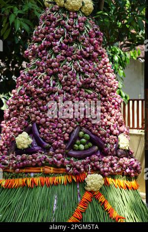 Tumpeng sayur dan buah sul rituale tradizionale. Tumpeng sayur dan buah ...