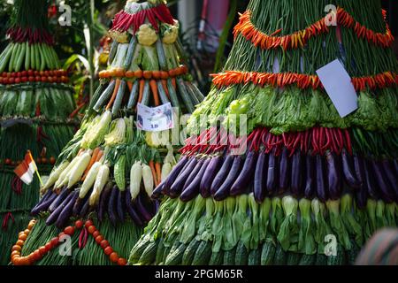 Tumpeng sayur dan buah sul rituale tradizionale. Tumpeng sayur dan buah ...
