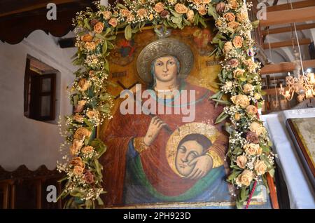 L'iconostasi lignea con icone e dipinti religiosi raffiguranti Gesù Cristo all'interno della ...