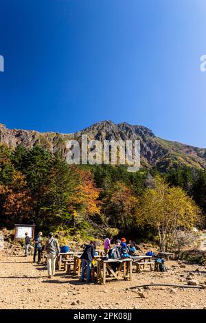 Cima del famoso Monte Akadake, da Gyojagoya (cottage Gyoja), cima più ...