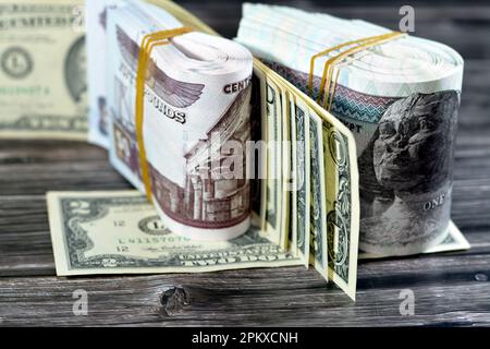 Pila piegata Egitto banconote da 100 e 50 EGP LE cento egiziano e ...