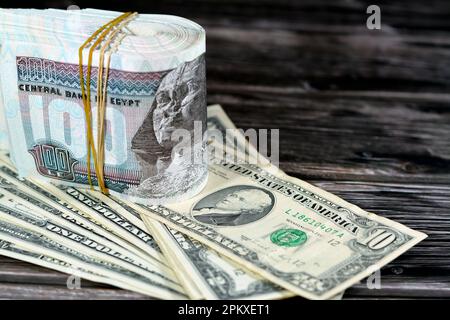 Pila piegata Egitto banconote da 100 e 50 EGP LE cento egiziano e ...