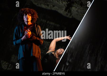 Nadine Benjamin (la Madre) in APERTURA BLU all'English National Opera ...