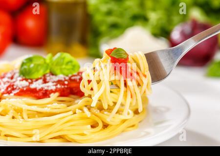 Stoccarda, Germania - 3 aprile 2023: Spaghetti mangiare con forchetta ...