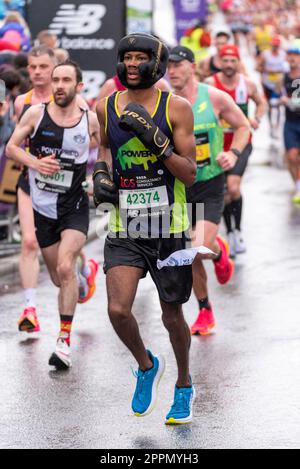 Alex Grady indossa guanti da boxe e copricapo in gara nella TCS London ...