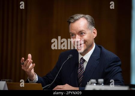 Roger F. Nyhus appare dinanzi ad un'audizione della Commissione del ...