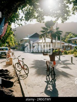 Seychelles, La Digue. La strada principale e case locali Foto stock - Alamy