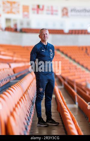 Blackpool riconnomina Neil Critchley come allenatore capo su un ...