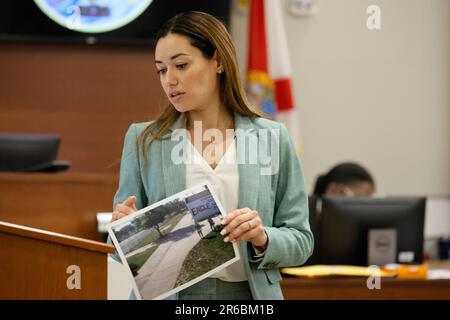Assistant State Attorney Kristen Gomes confers with Assistant State ...