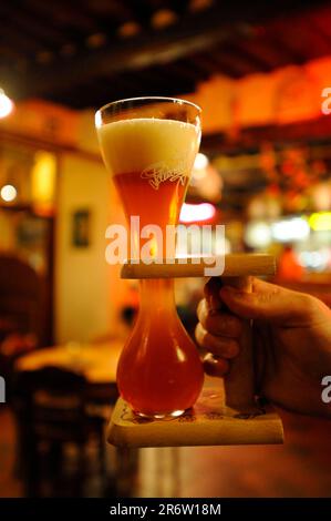 (Viaggi) l'azienda beve birra nel cortile, 00-04-1987, Whizgle News from the Past, su misura per ...