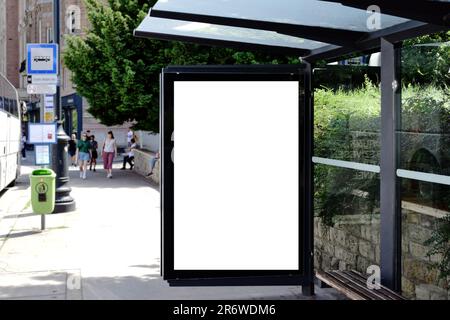 rifugio autobus. cartello pubblicitario lightbox. modello mockup ...