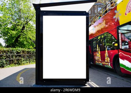 rifugio autobus. cartello pubblicitario lightbox. modello mockup ...