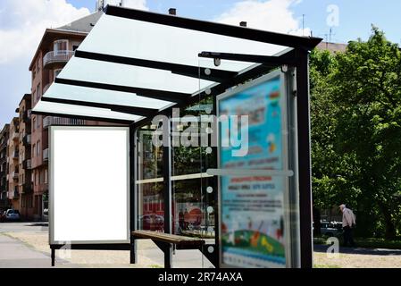 rifugio autobus. cartello pubblicitario lightbox. modello mockup ...