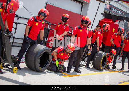 I meccanici della Scuderia Ferrari al lavoro durante il giorno 1 di ...