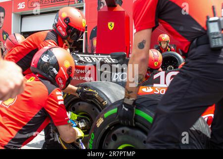I meccanici della Scuderia Ferrari al lavoro durante il giorno 1 di ...