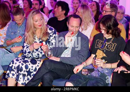Elisabeth Röhm mit Ehemann Peter Glatzer und Sohn Easton August Anthony ...
