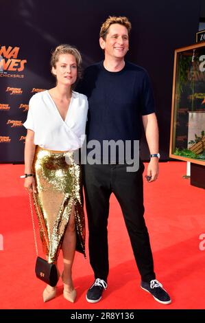 Marie Burchard und Sebastian Schwarz bei der Premiere der Fernsehserie ...
