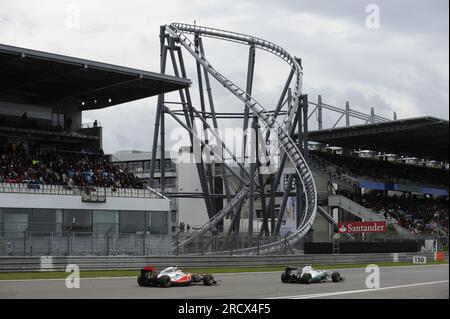 Formel 1 Rennwagen vor der Achterbahn Ringracer auf der Startgeraden ...