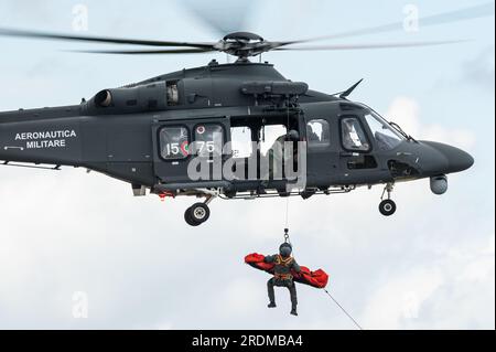 Un AgustaWestland AW139 (HH139B) dall'elicottero del 80th Combat Search ...