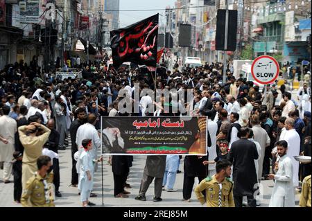 Peshawar, Pakistan. 28 luglio 2023. I musulmani sciiti pakistani assistono a una processione di ...