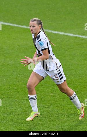 Miriam Hils (13) della Germania, nella foto di una partita di calcio ...