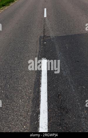 strada asfaltata con segnaletica stradale bianca per la gestione dei ...