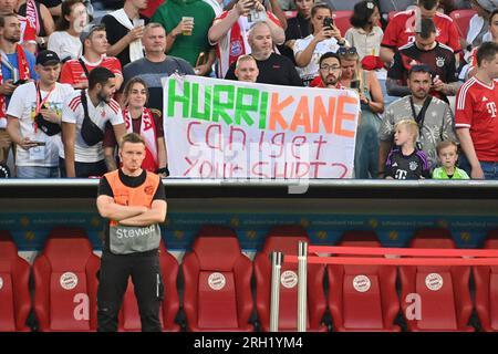 Tifosi, tifosi di calcio chiedono la maglia Harry KANE (FC Bayern ...