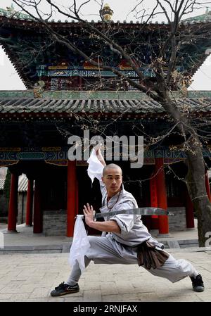 (170121) -- ZHENGZHOU, 21 gennaio 2017 (Xinhua) -- i monaci praticano ...